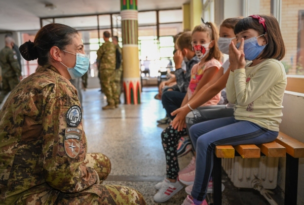 KFOR dhuron tabela interaktive për sistemin shkollor multietnik në ...
